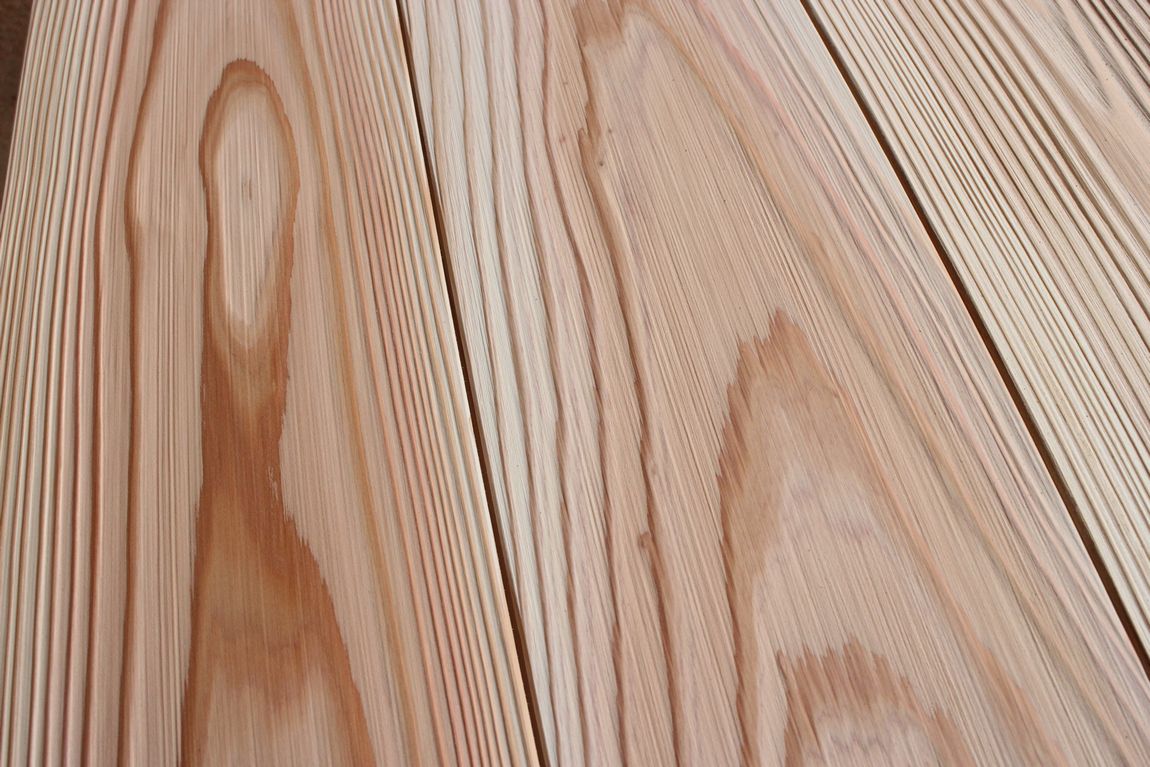 杉のフローリングうづくりの魅力 | 羽目板屋どっとこむ（マルウメ梅江製材所）