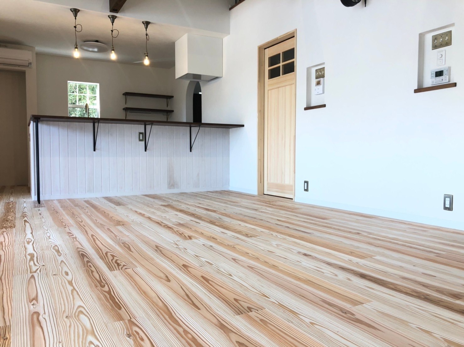 【施工例168】新築の床材〜杉うづくりフローリング | 羽目板屋どっとこむ（マルウメ梅江製材所）