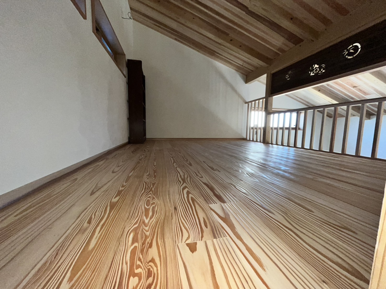 【施工例257】ロフトの床板〜杉うづくりフローリング | 羽目板屋どっとこむ（マルウメ梅江製材所）